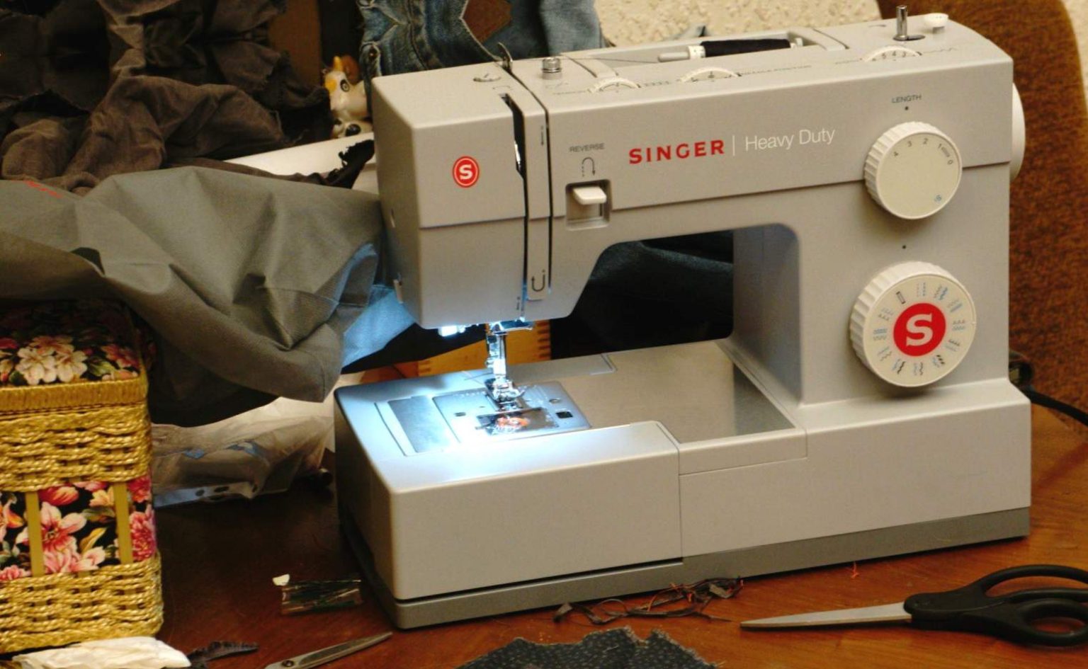 Singer 4423 Review (Summer 2023) - Features, Pros and Cons